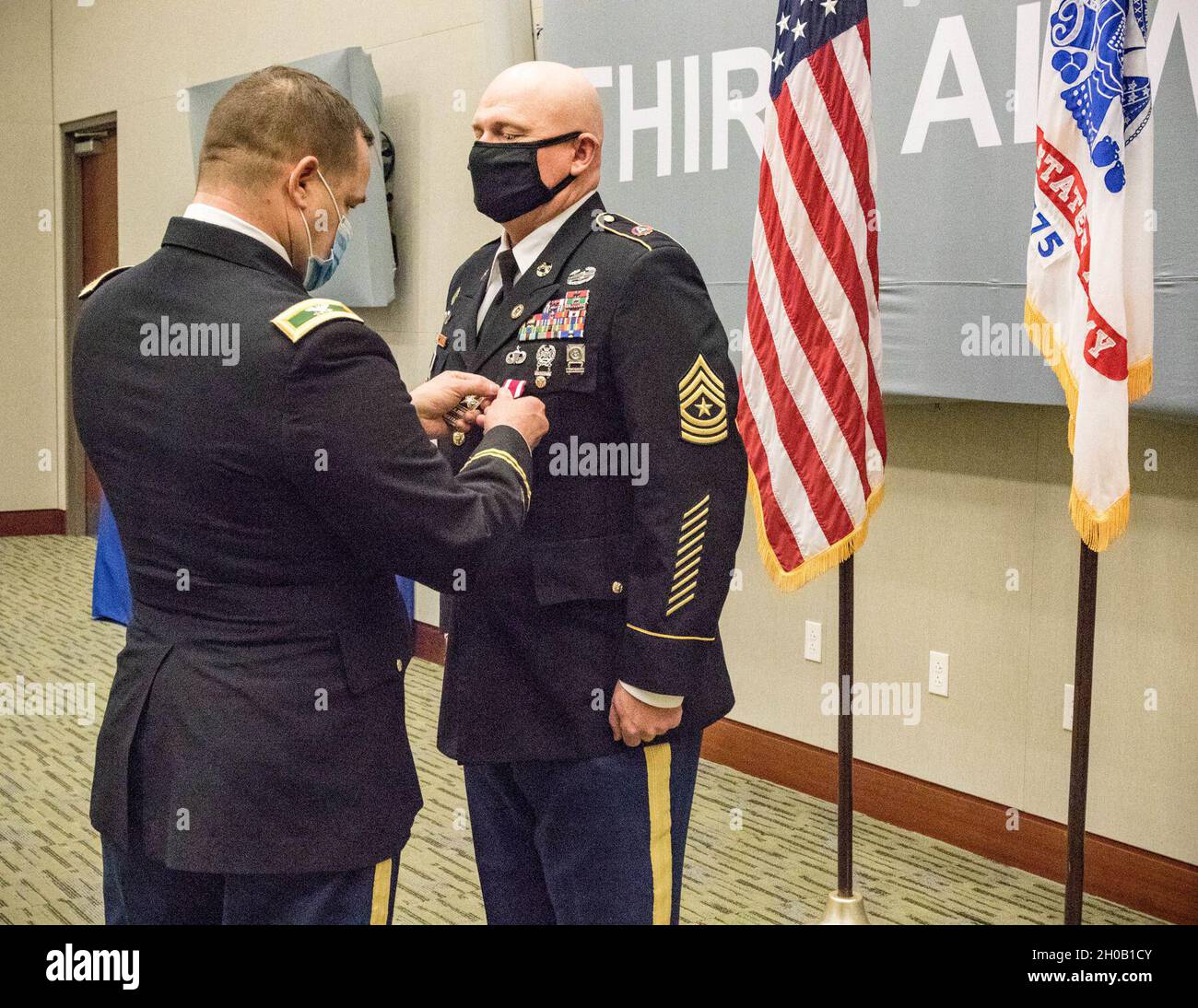 Le colonel Jerry Chandler remet la Médaille du service méritoire au Sgt ...