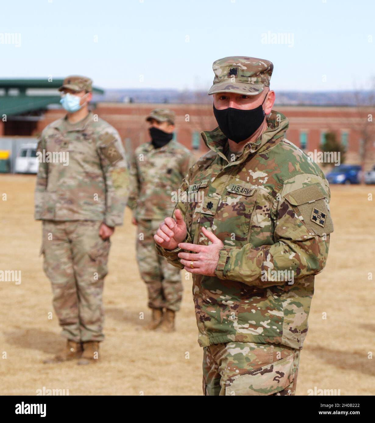Le lieutenant-colonel Jason Dailey et le chirurgien de la division ...