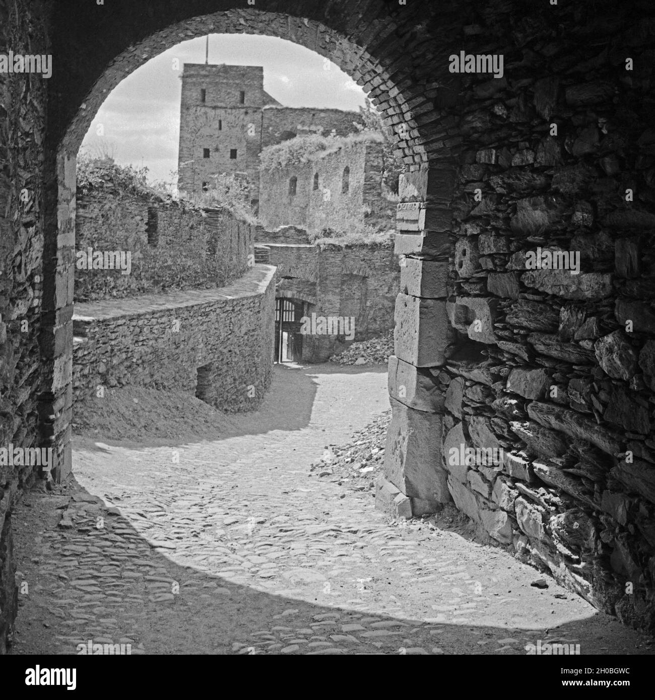 In der ruine der burg rheinfels bei st goar Banque de photographies et ...