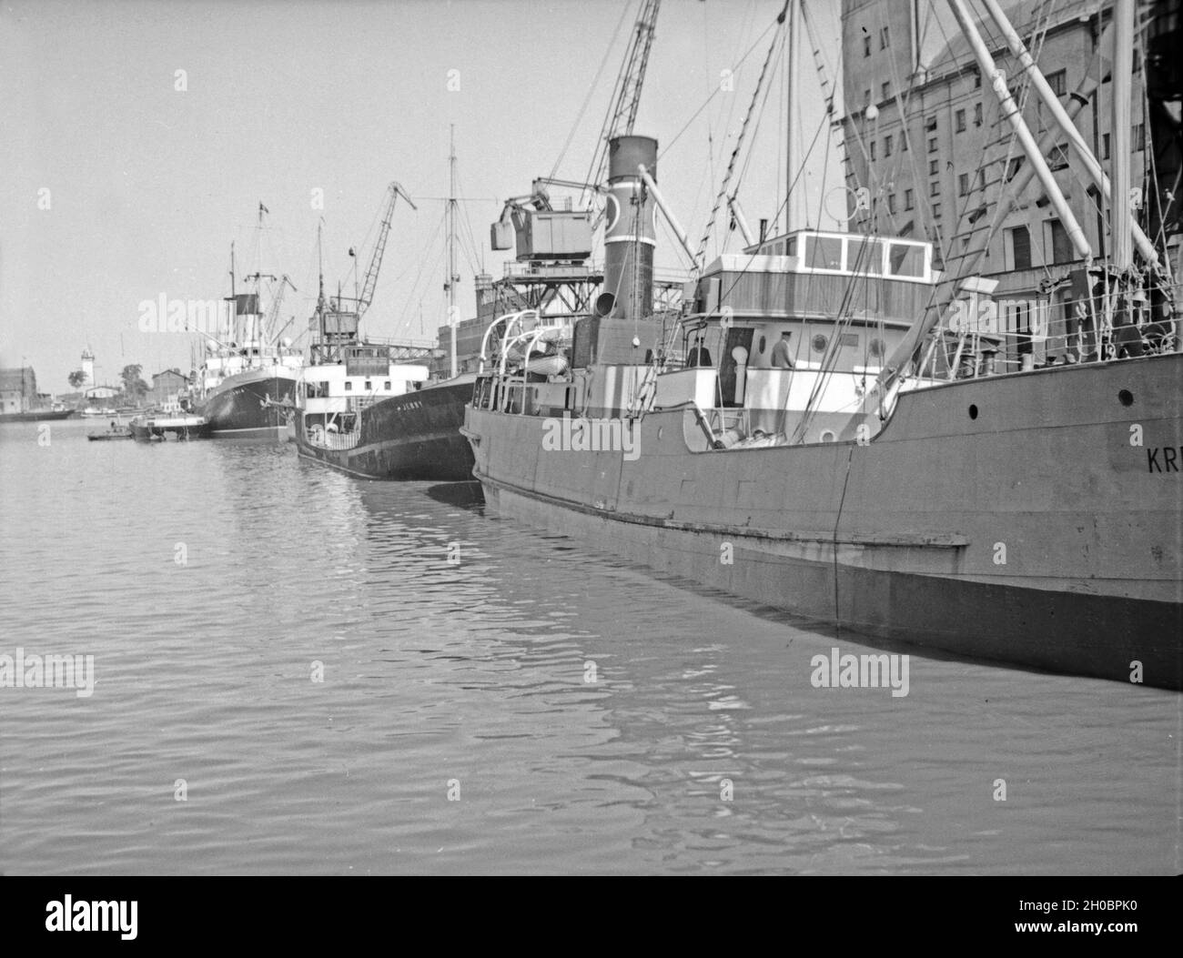 1930er jahre sur le quai au memel port Banque de photographies et d ...