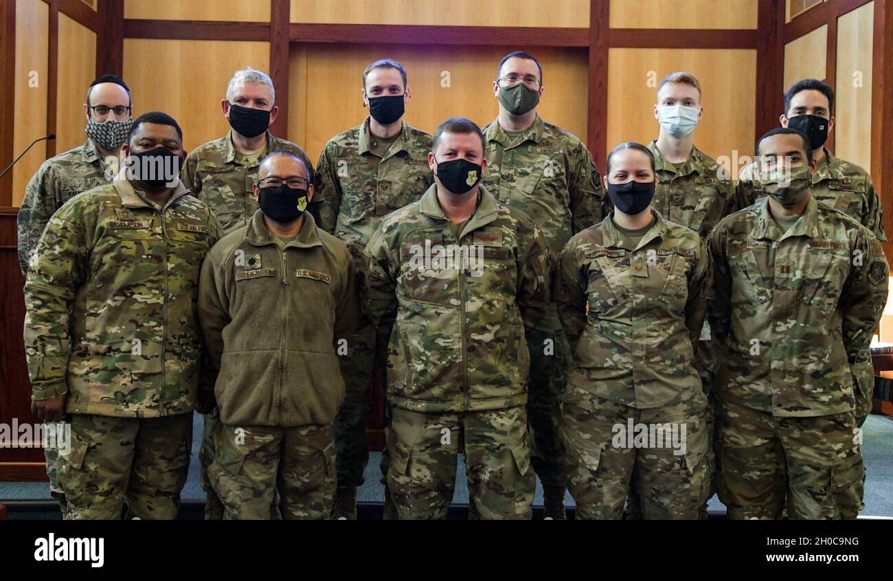 Le colonel Matthew Jones, commandant de la 436e Escadre du pont aérien ...