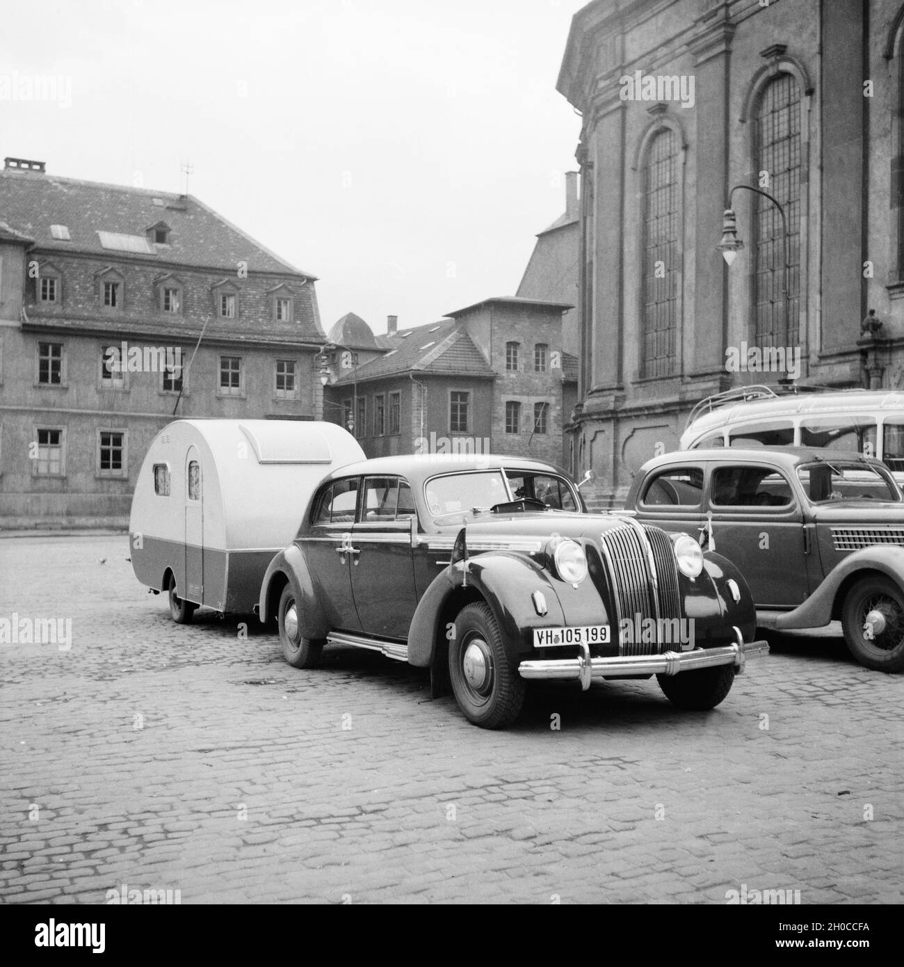 Dienstwagen einer hohen Nazi-Funktionärs mit Wohnwagen vor der ...