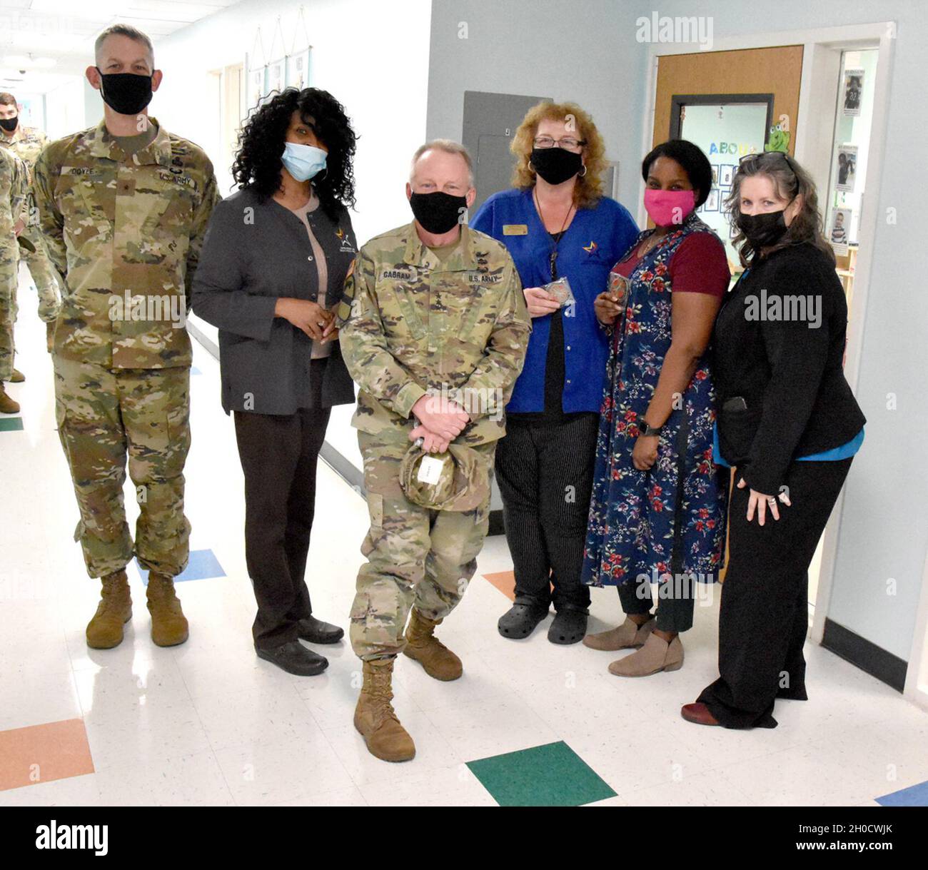 Lieutenant-général Douglas Gabram (au centre), commandant général ...