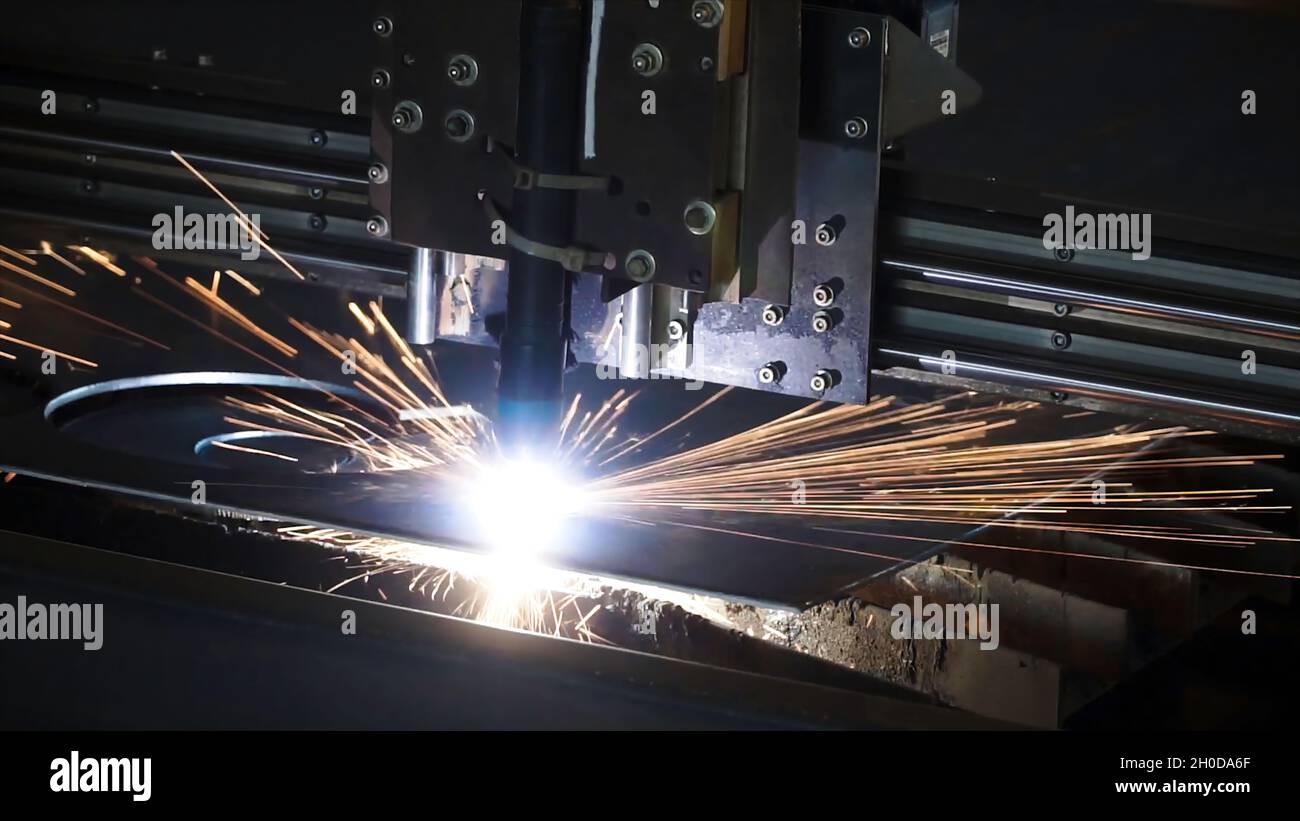 Machine à plasma industrielle découpe de plaques métalliques.Attache ...