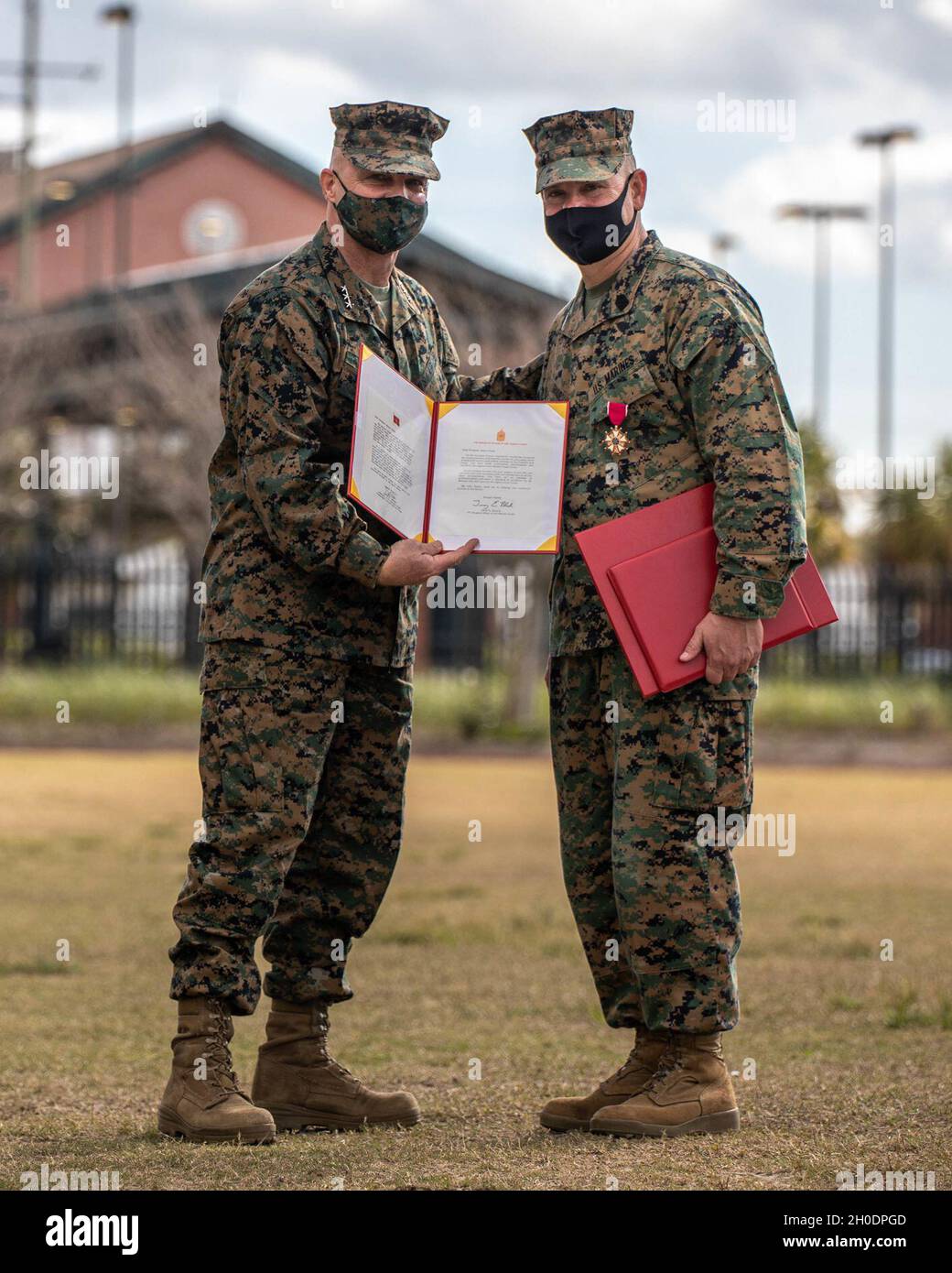 Le Lieutenant général David G. Bellon, commandant de la Réserve des Forces maritimes, présente ...