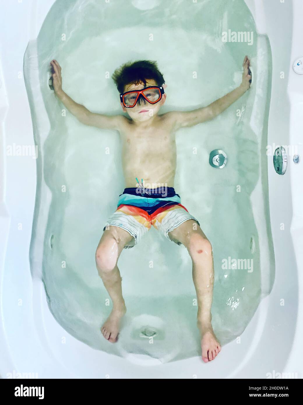 Toddler boy 3 years in bath Banque de photographies et d’images à haute ...