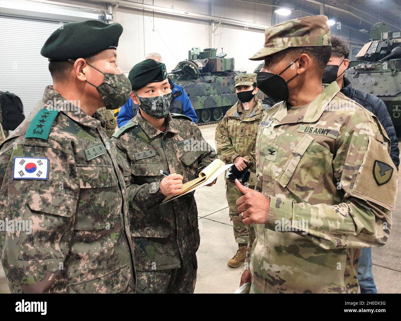 Le colonel Wheeler R. Manning, commandant de brigade, 403e Brigade de ...