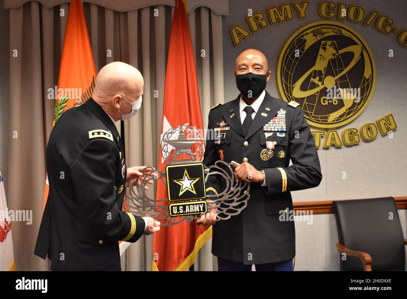 Le colonel Duane Green (à droite) a reçu la Médaille du service ...