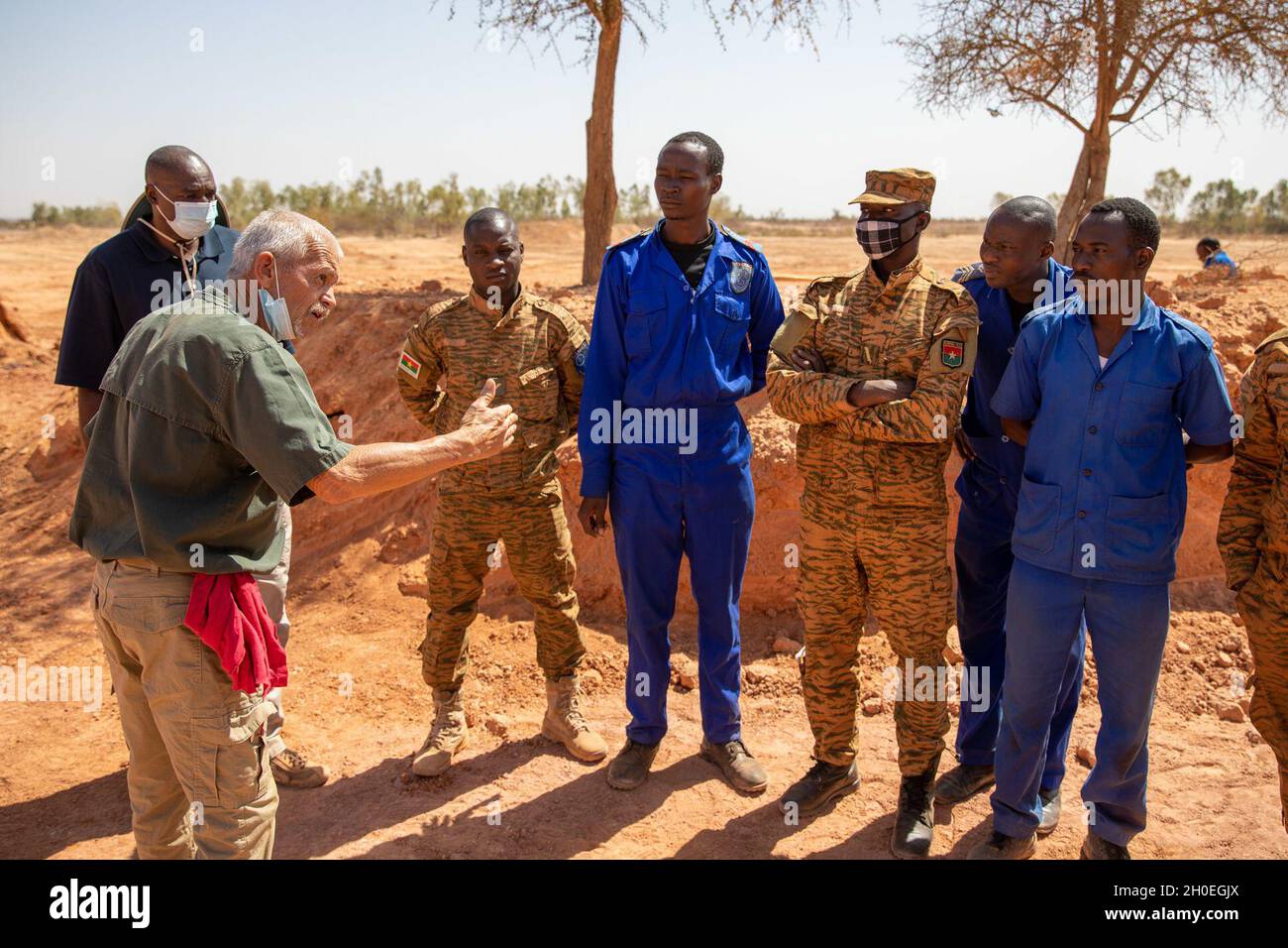 Les soldats burkinabés reçoivent des instructions sur le fonctionnement ...
