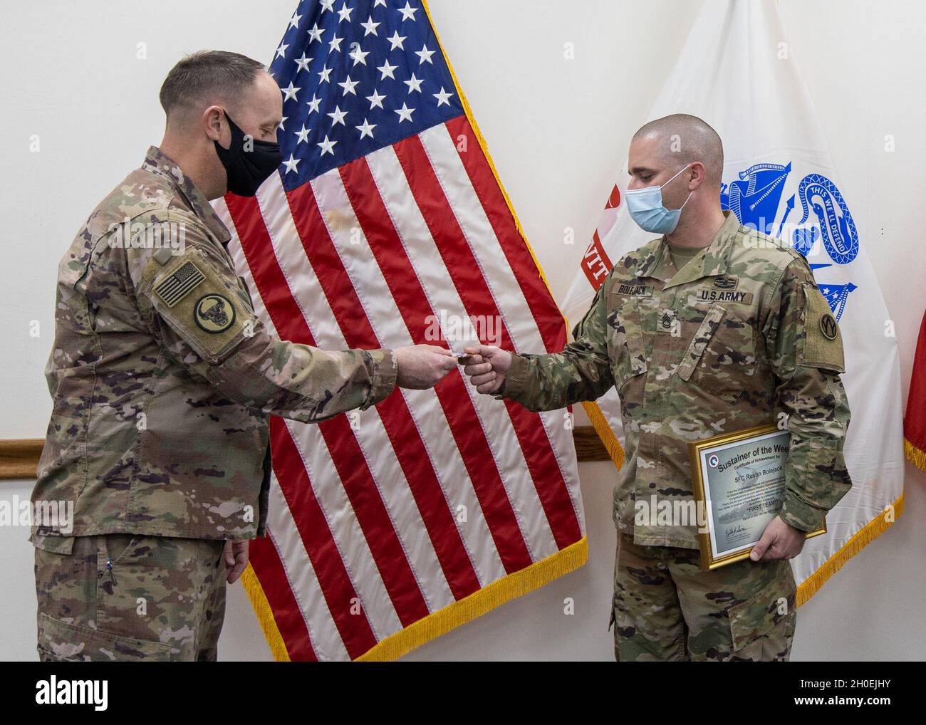 Bang.Le général Justin Swanson, commandant adjoint, 1er Commandement du ...