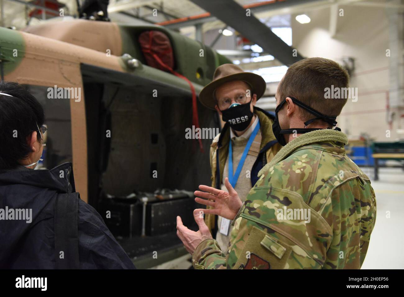 M. Takashi Watanabe et M. Peter Loewi, reporters de l'Asahi Shimbun, un ...