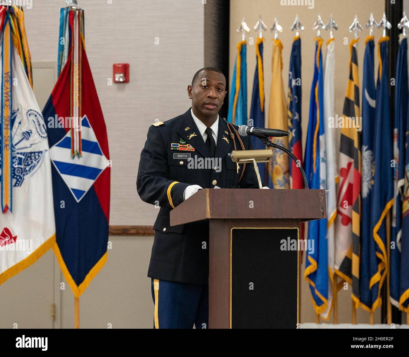 Le premier lieutenant Rudolph Smith, officier d'armure affecté au 2e ...