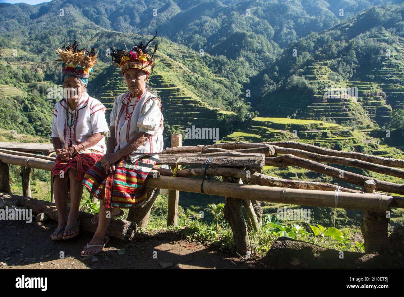 Deux femmes Ifugao âgées en costume traditionnel.Terrasses de riz Banaue en arrière-plan.Banaue ...