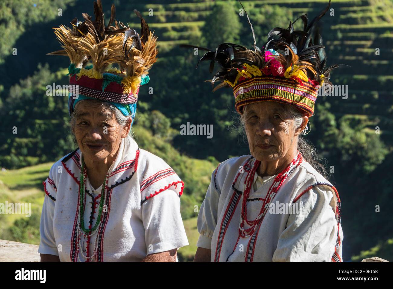 Deux femmes Ifugao âgées en costume traditionnel.Terrasses de riz Banaue en arrière-plan.Banaue ...