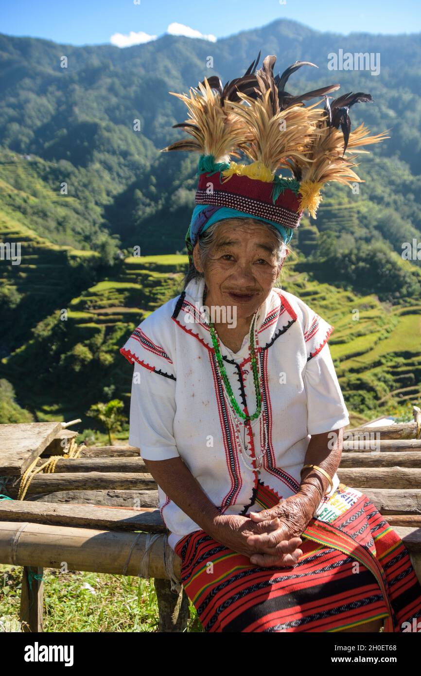 Femme Ifugao senior en costume traditionnel.Terrasses de riz Banaue en arrière-plan.Banaue ...