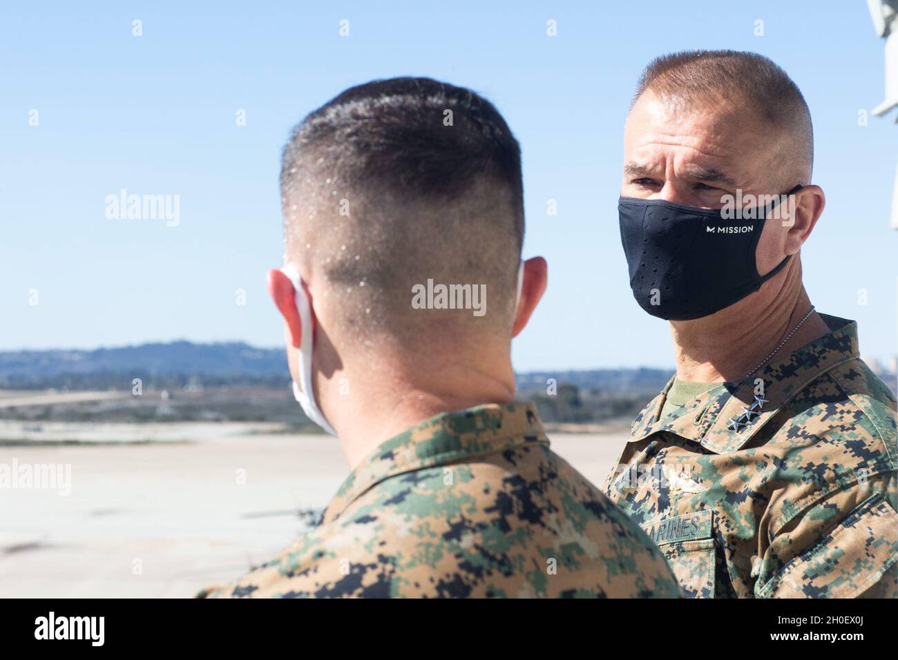 Le lieutenant-général Karsten Heckl, commandant général de l'unité ...