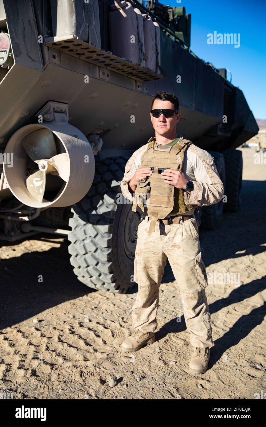 U.S. Marine 1st Lt. Brandon T. Gallahue, commandant de peloton avec Co ...