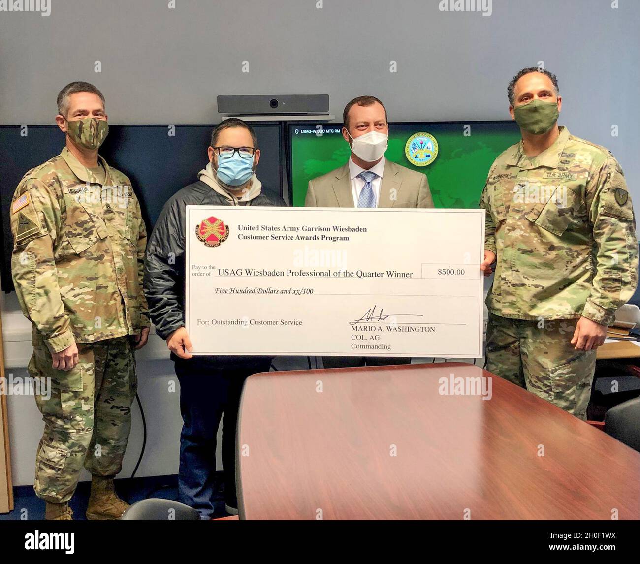 Le commandant de garnison, le colonel Mario Washington, accompagné du ...