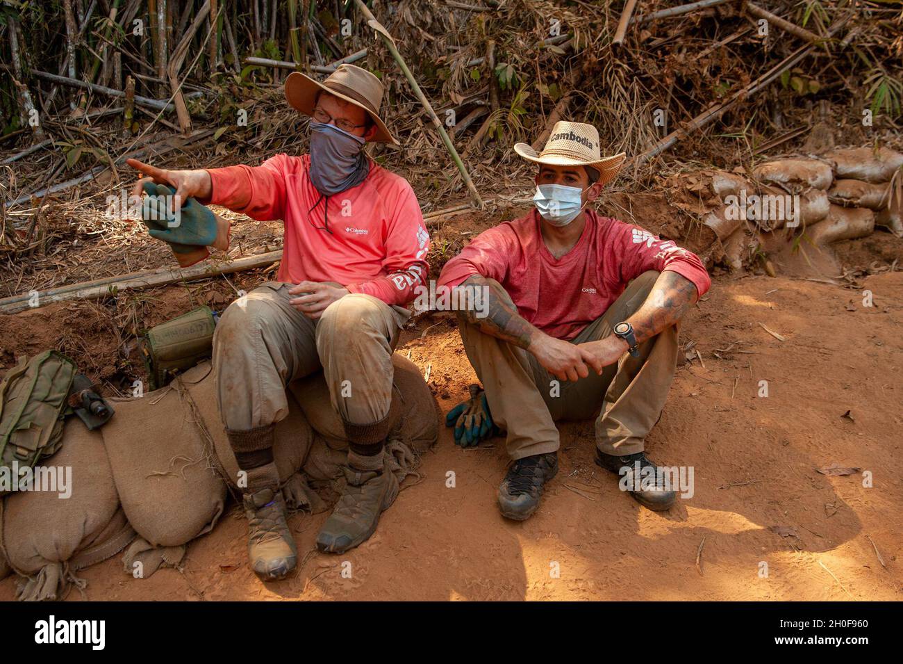 Hunter Boyett, à gauche, linguiste khmer, et U.S. Air Force Tech.Sgt ...