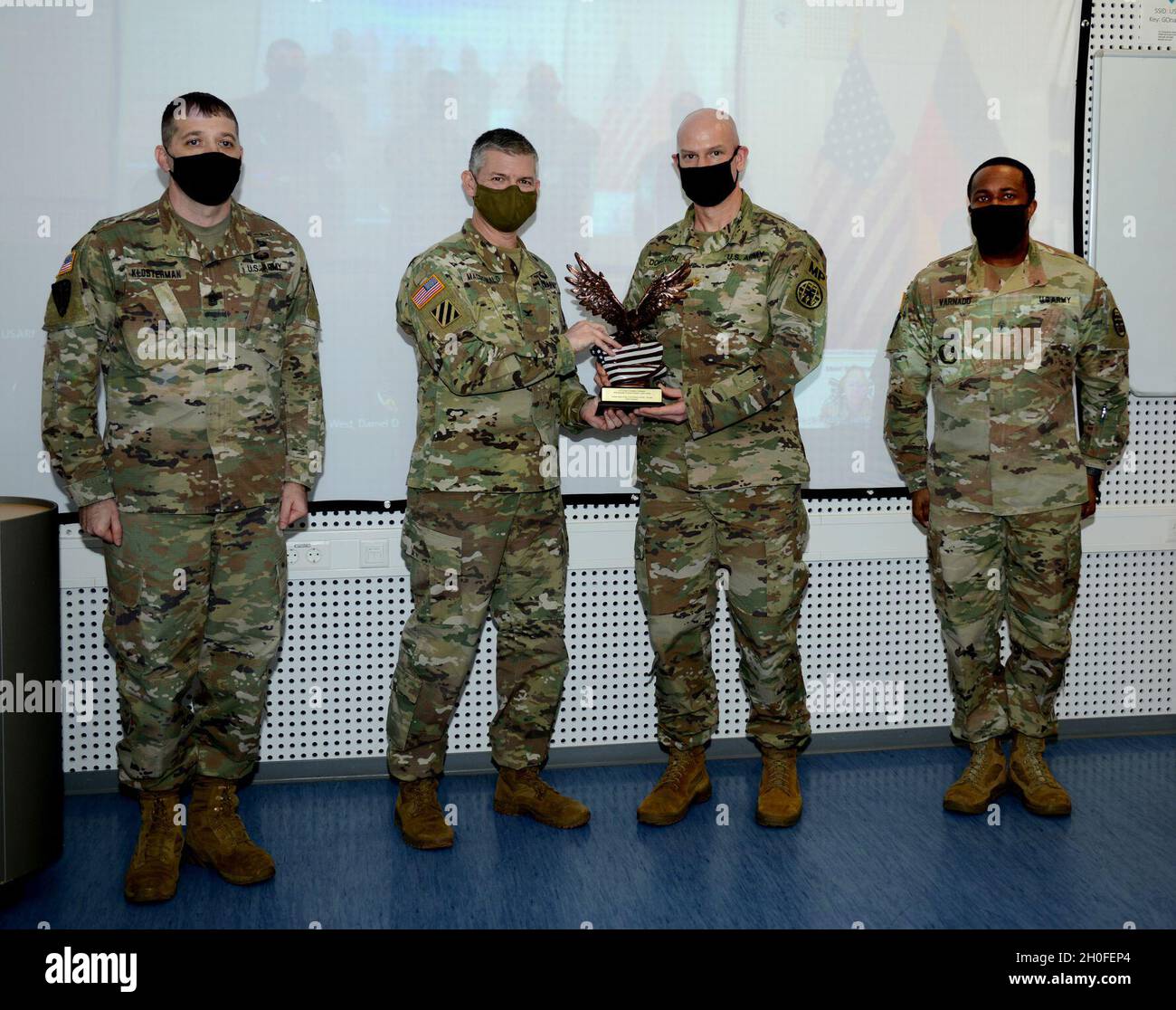 Le Colonel Timothy MacDonald (au centre à gauche), 18e commandant de la ...