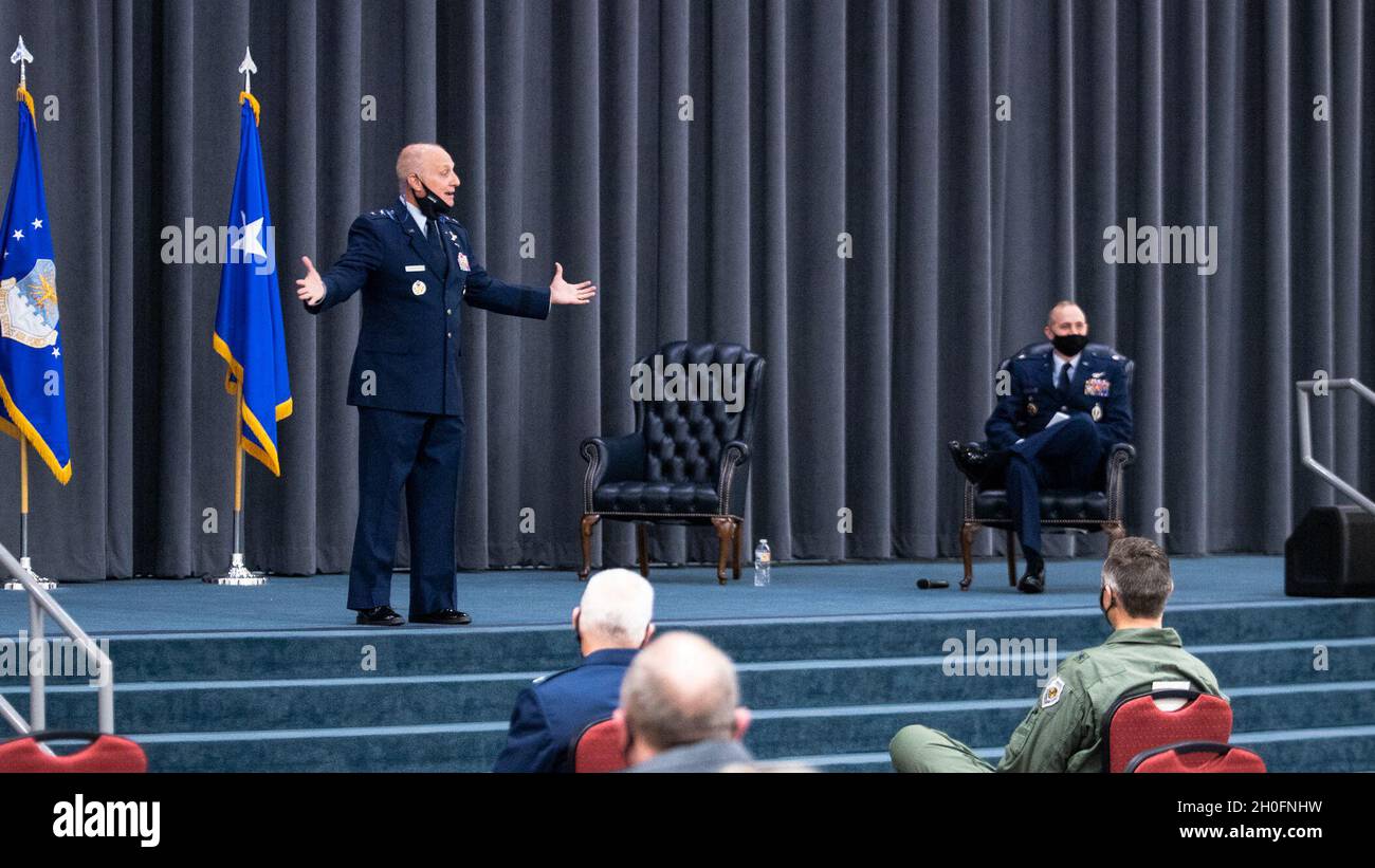 Le lieutenant général à la retraite Garrett Harencak, ancien commandant ...