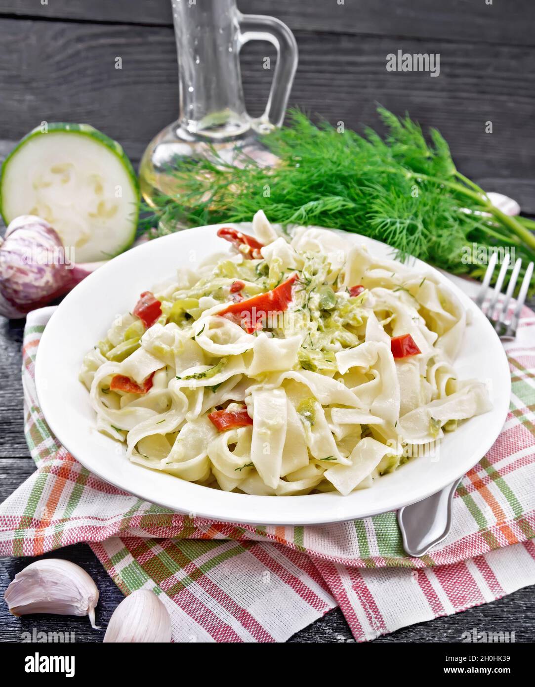 Pâtes de fettuccine avec courgettes et piment rouge chaud dans une ...