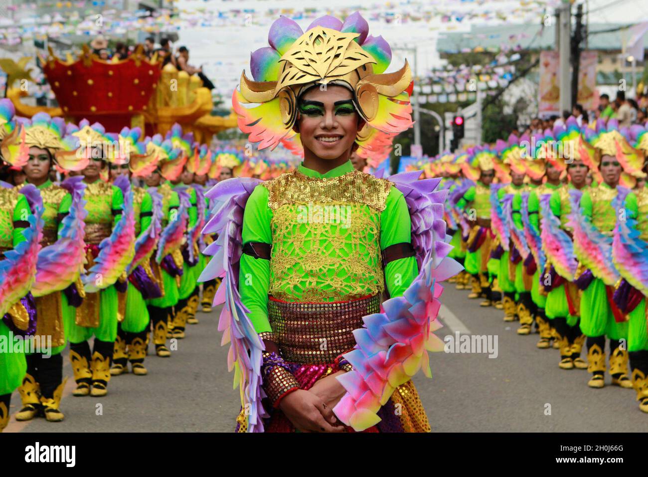 Les gens portant des costumes colorés pendant le festival de Sinulog ...