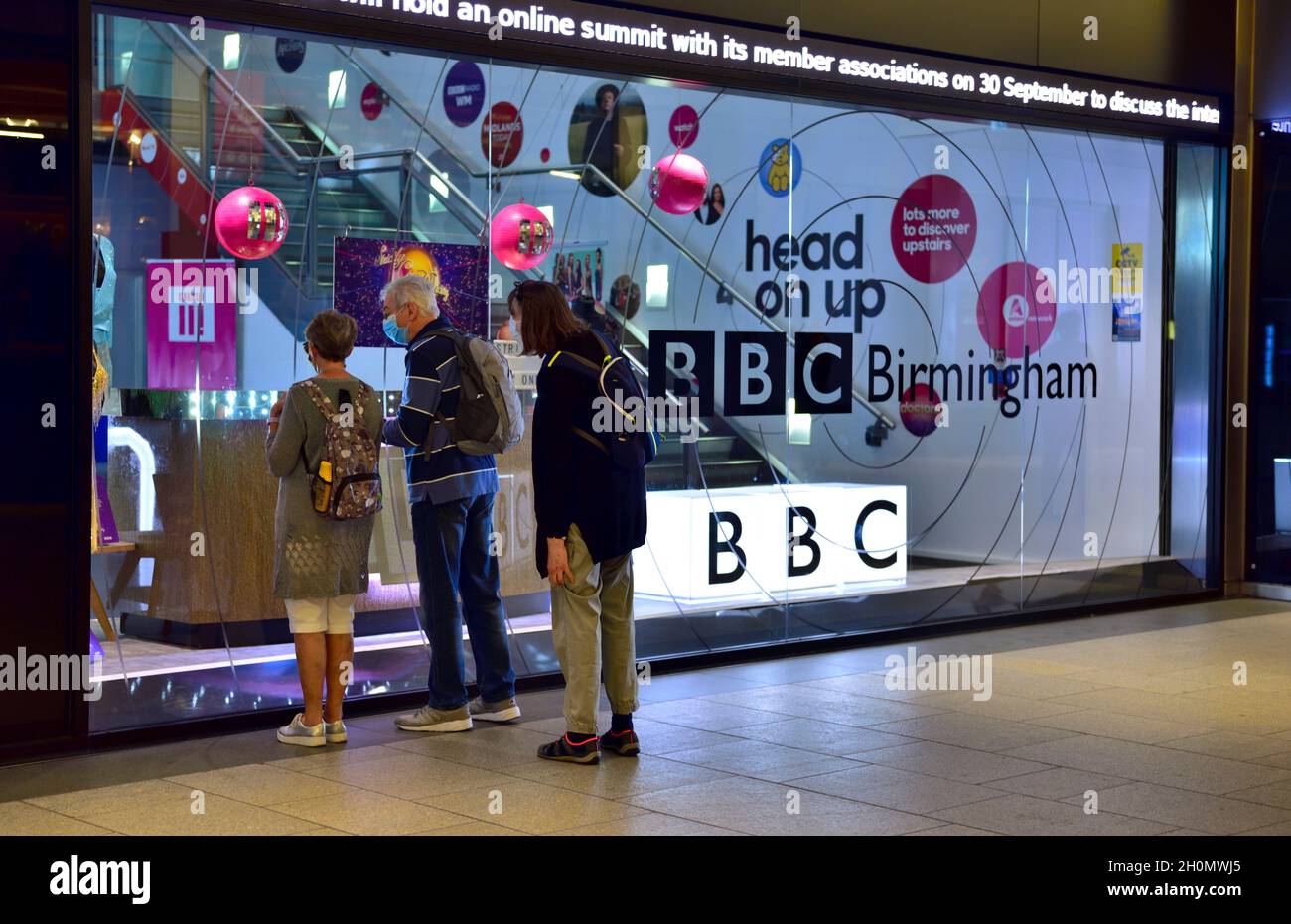 Visiteurs regardant à la BBC Birmingham à l'intérieur du centre ...