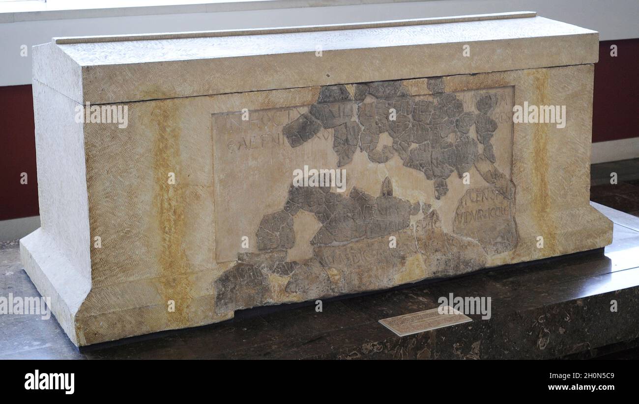 Sarcophage de la reine Jelena (Helena) de Solin, croate.Inscription ...