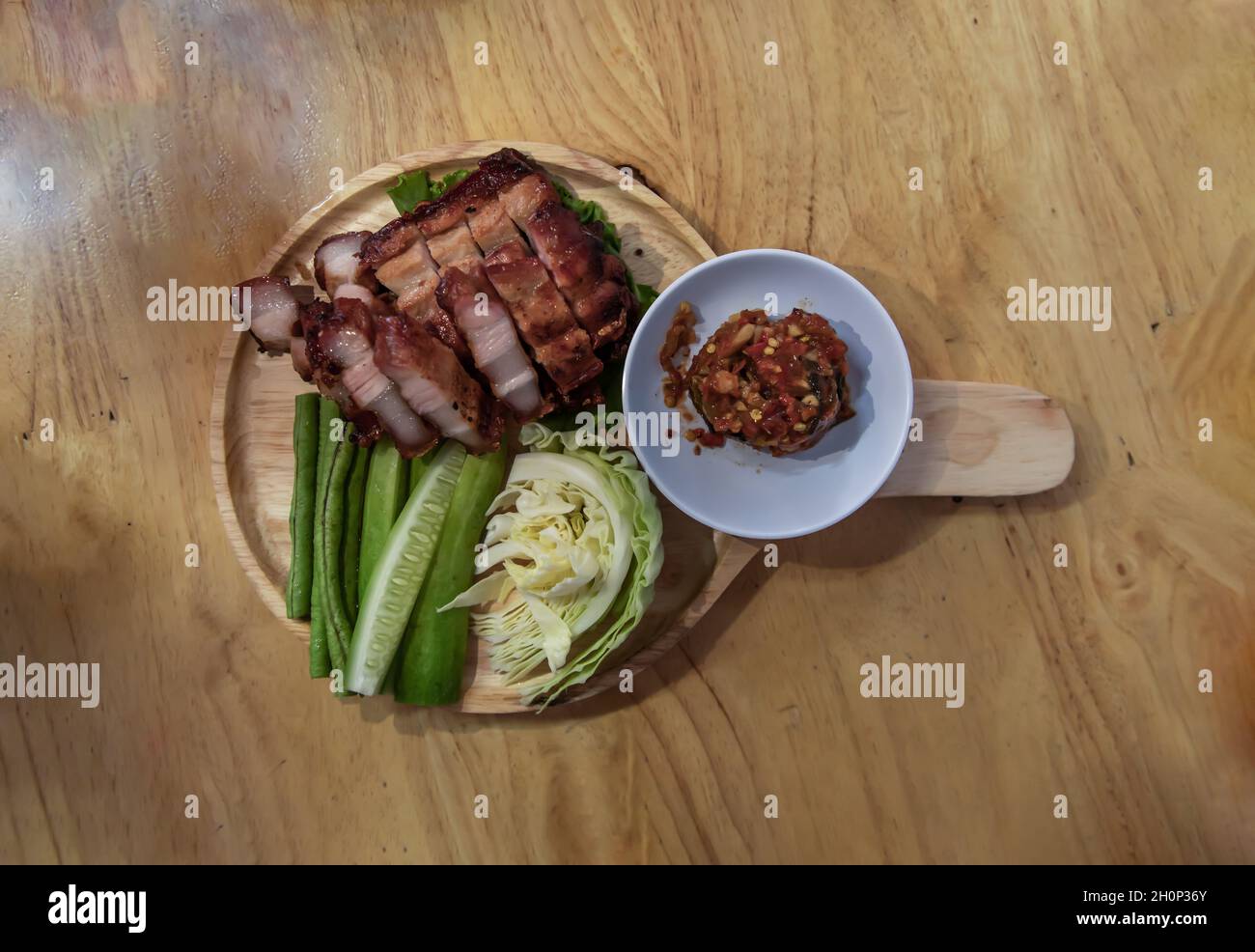 Le cou de porc bouilli au charbon de bois (porc grillé) et les légumes ...