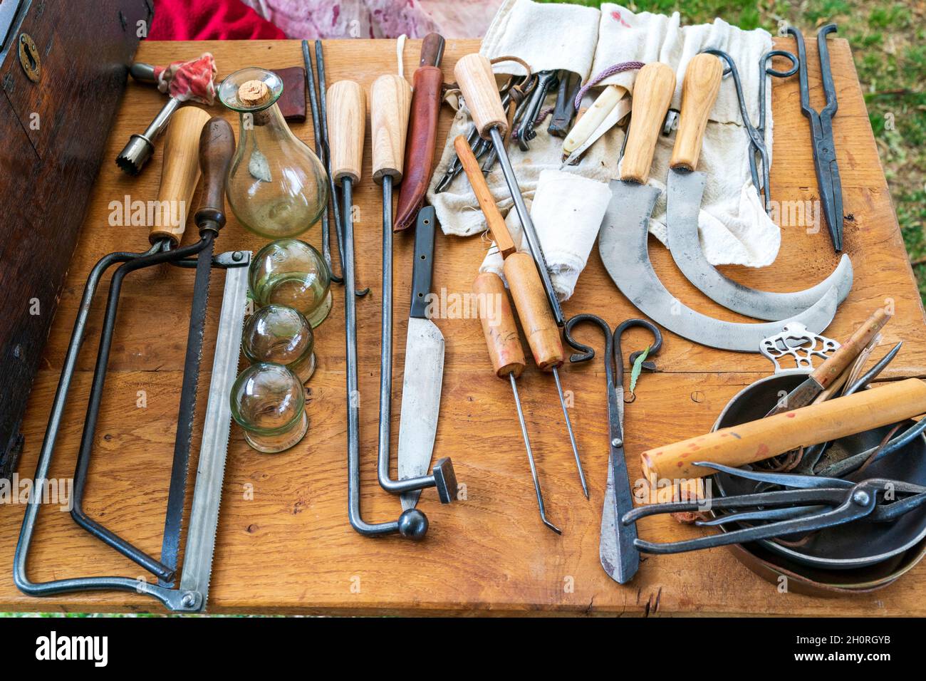 Exposition médiévale d'histoire vivante.Les outils des chirurgiens ...