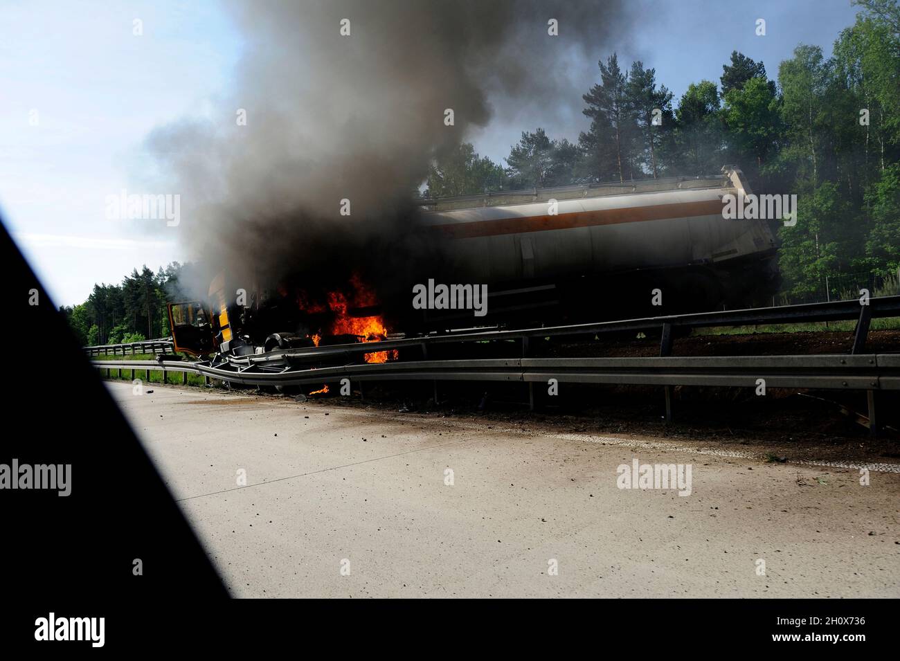 camion-citerne en feu, camion-citerne, route, catastrophe, pollution ...