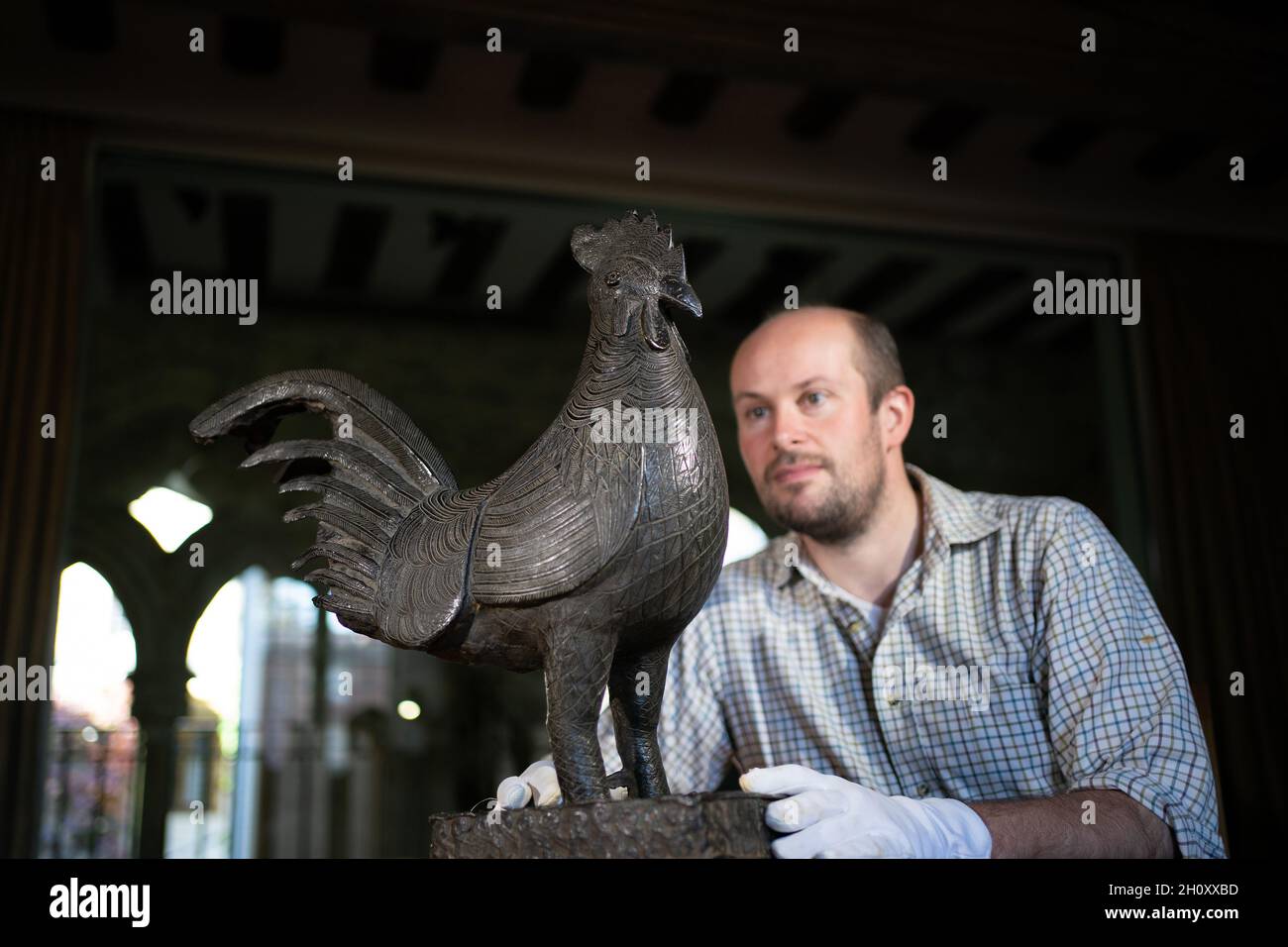 L'archiviste Robert Athol avec une statue en bronze d'un coq appelé l ...