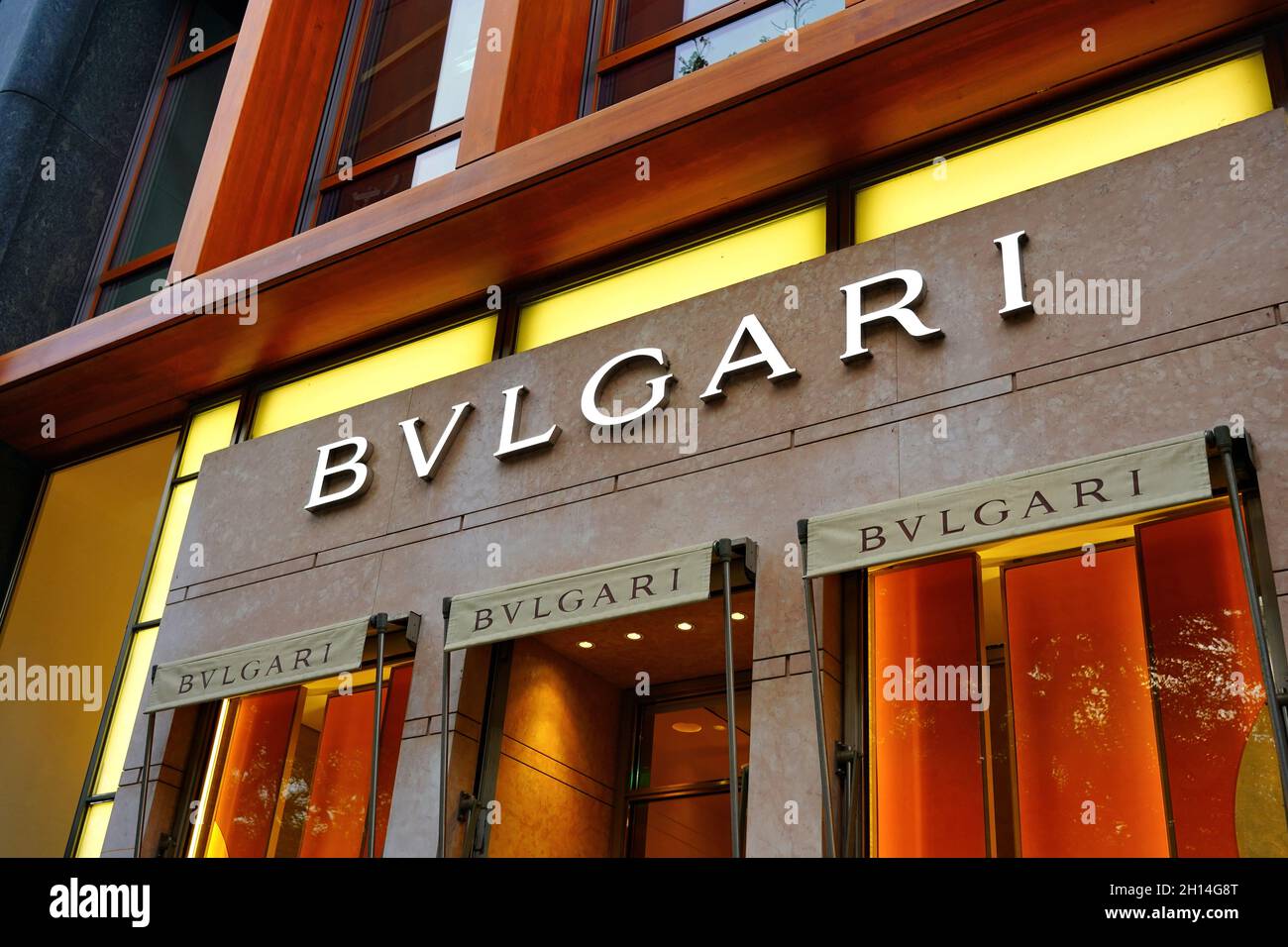 Bulgari shop front logo sign Banque de photographies et d’images à ...