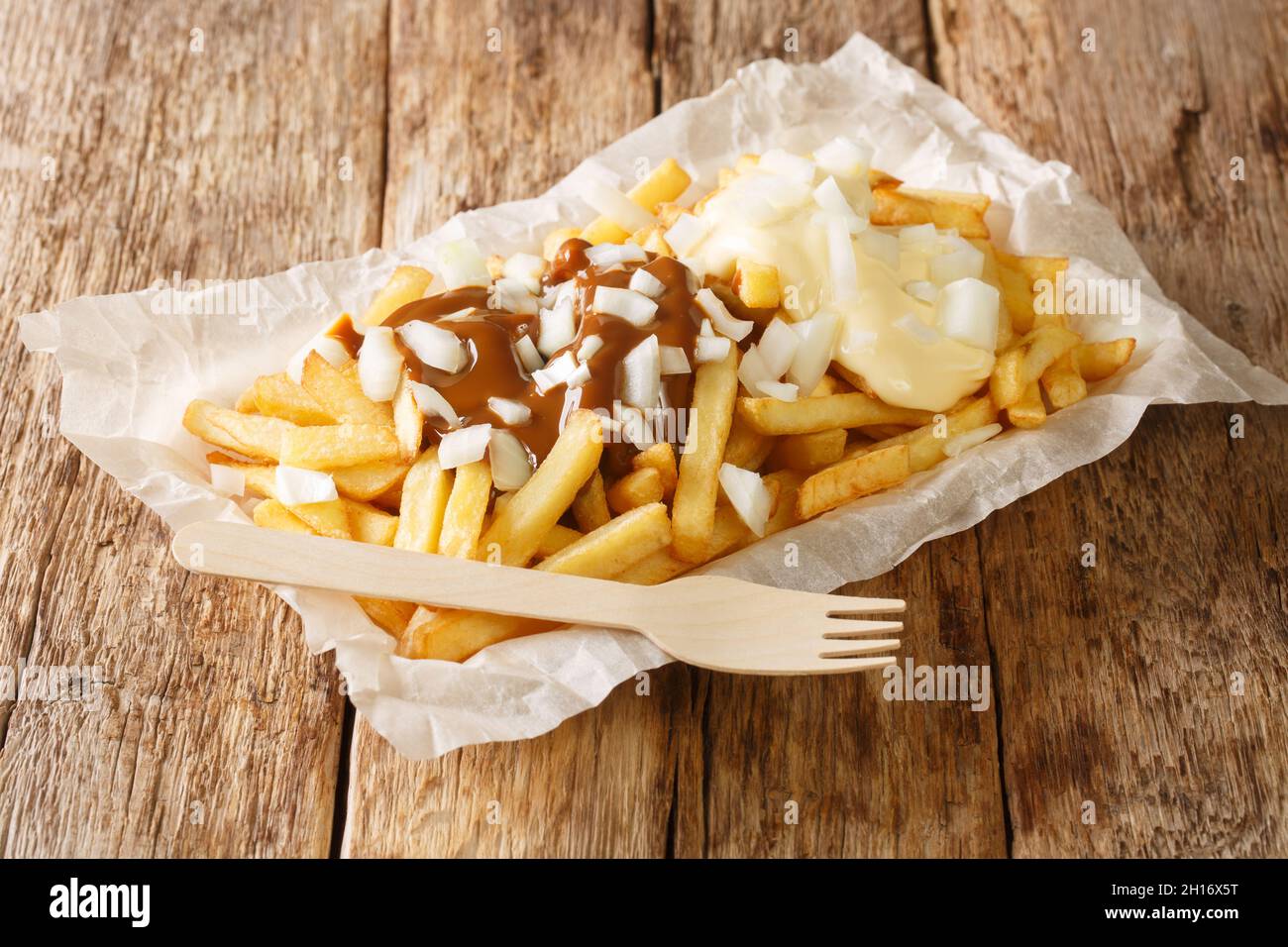Le patatje oorlog hollandais est une combinaison savoureuse de frites ...
