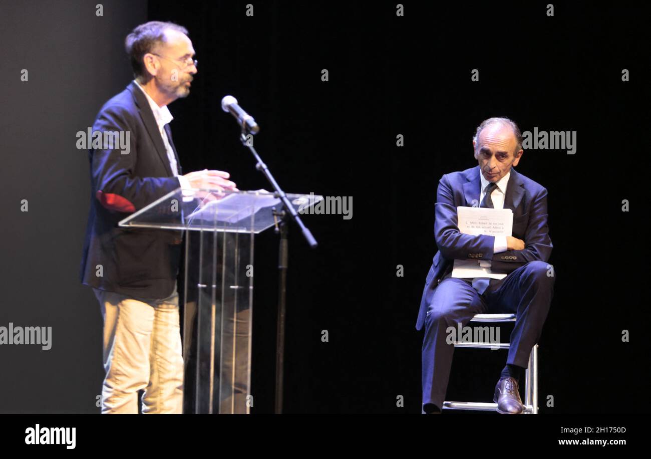 Le maire de Béziers Robert Menard parle lors de la tournée ...