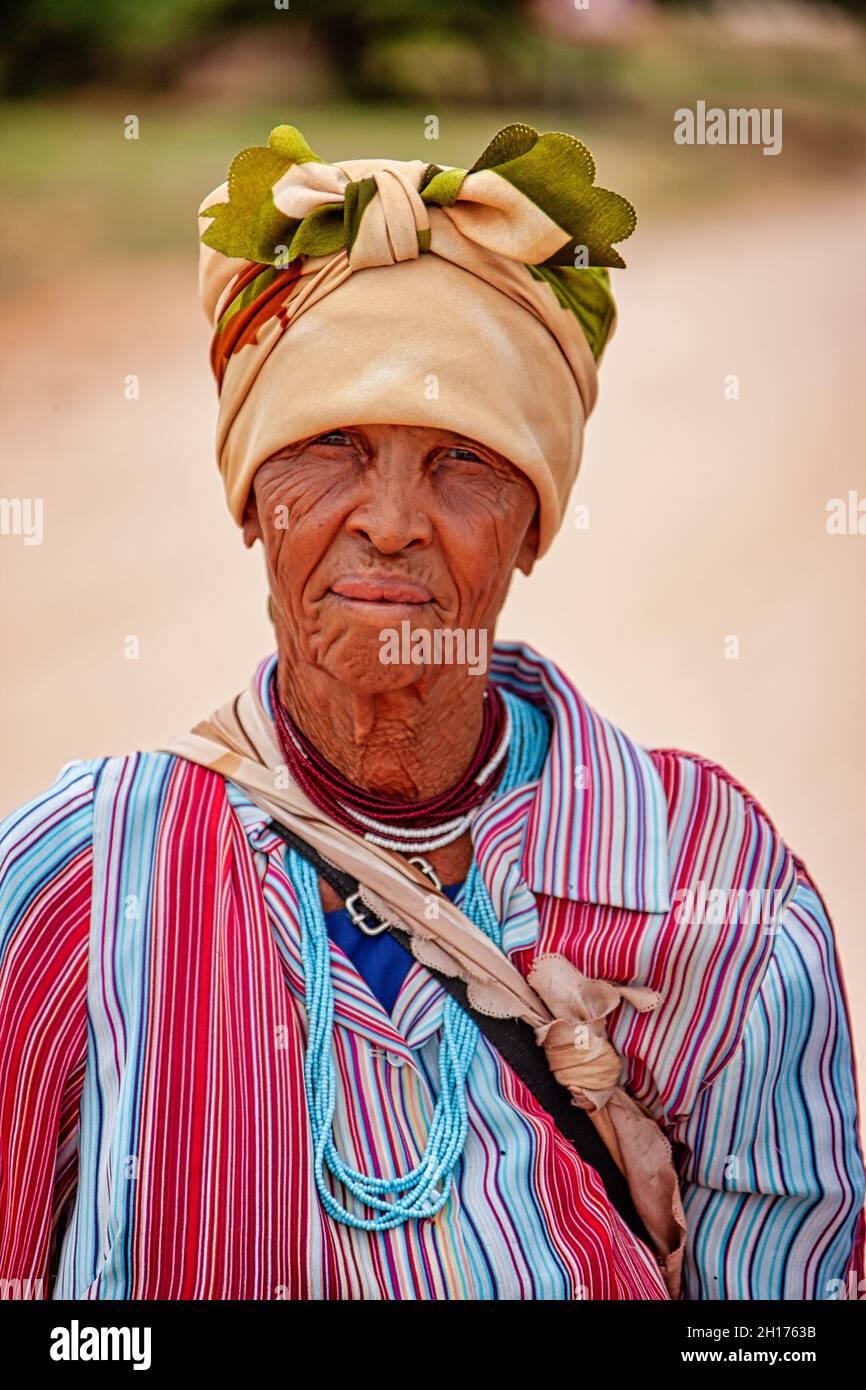 San people bushmen in village Banque de photographies et d’images à ...