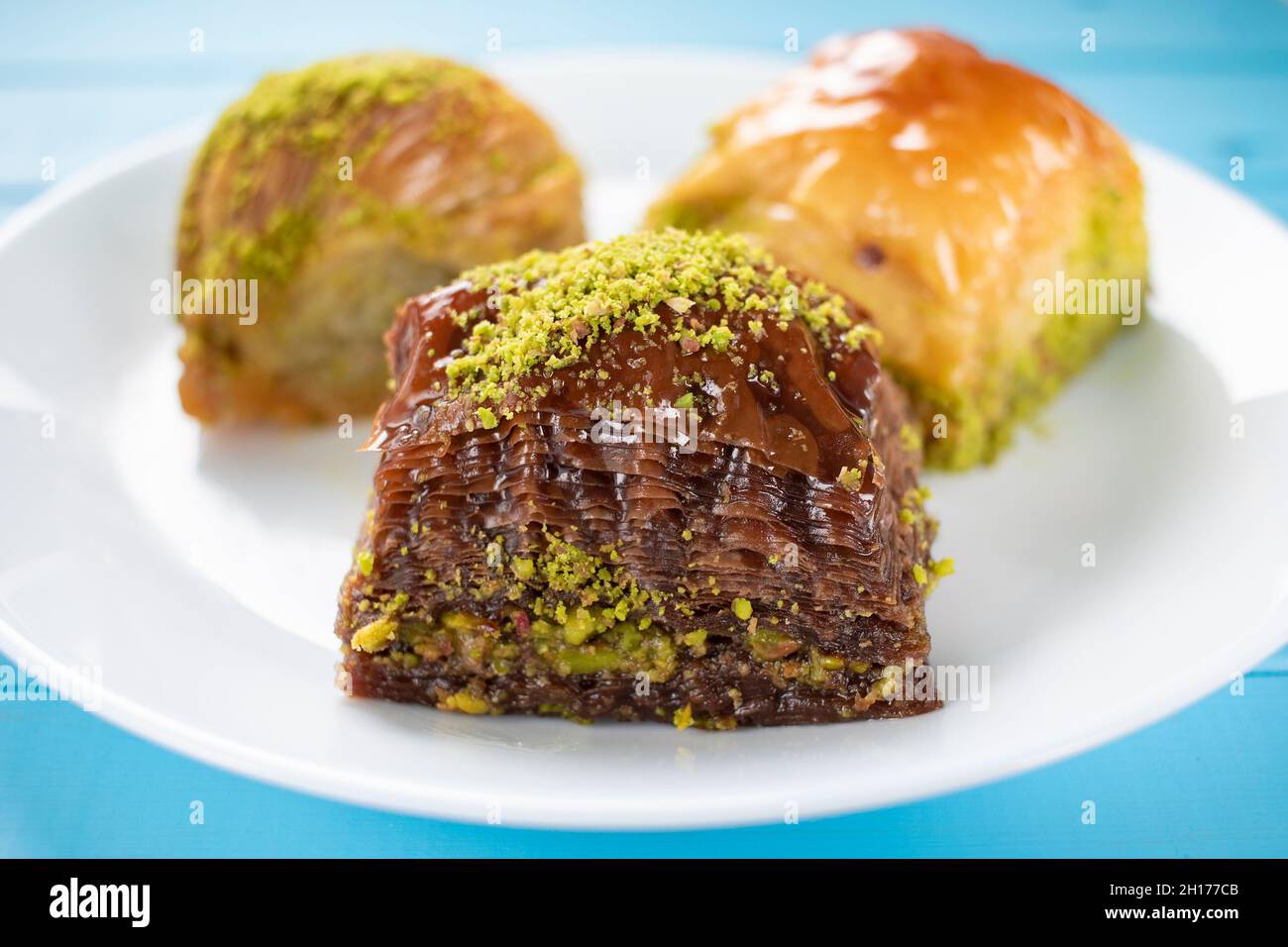 Pâtisserie turque traditionnelle dessert Baklava.Trois différents types ...