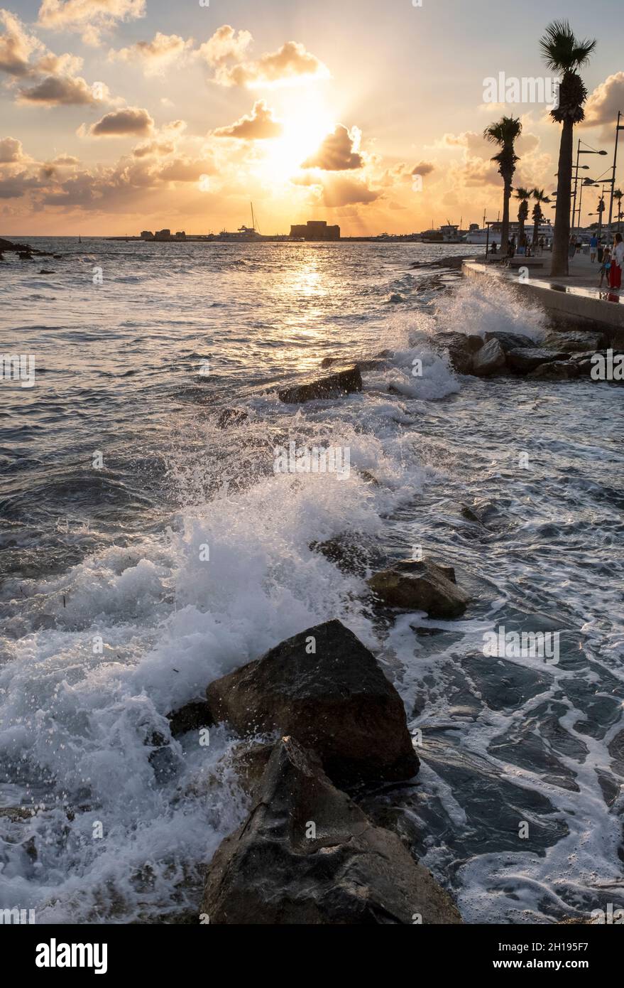 Le soleil se couche derrière le château de Paphos (fort) Paphos, Chypre ...