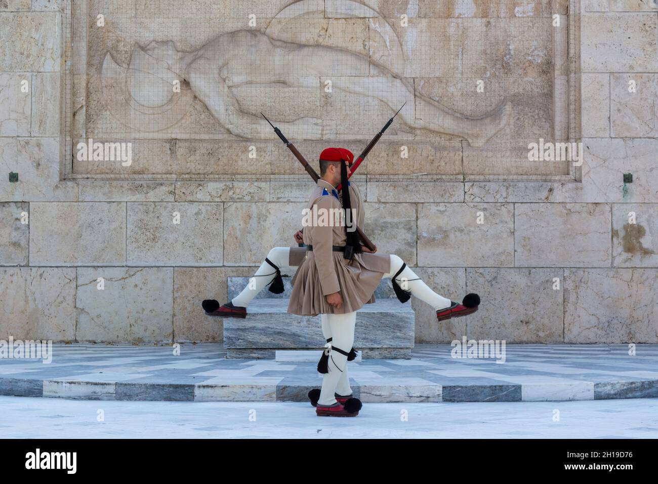 Soldats dans les uniformes grecs traditionnels devant le tombeau du ...