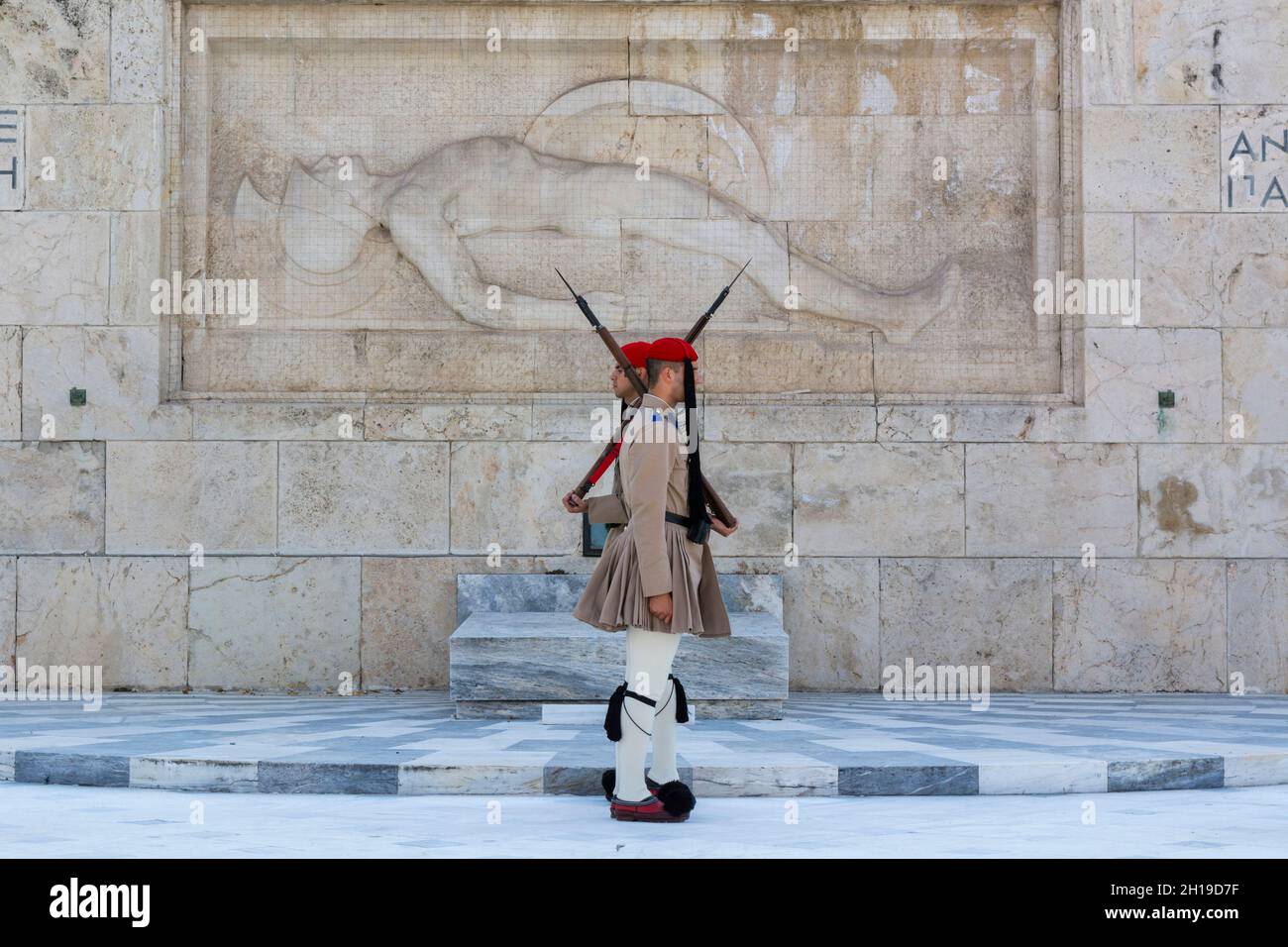 Soldats dans les uniformes grecs traditionnels devant le tombeau du ...