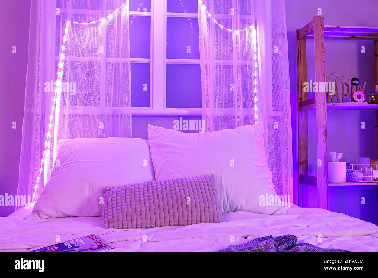 Neon chambre Banque de photographies et d’images à haute résolution - Alamy