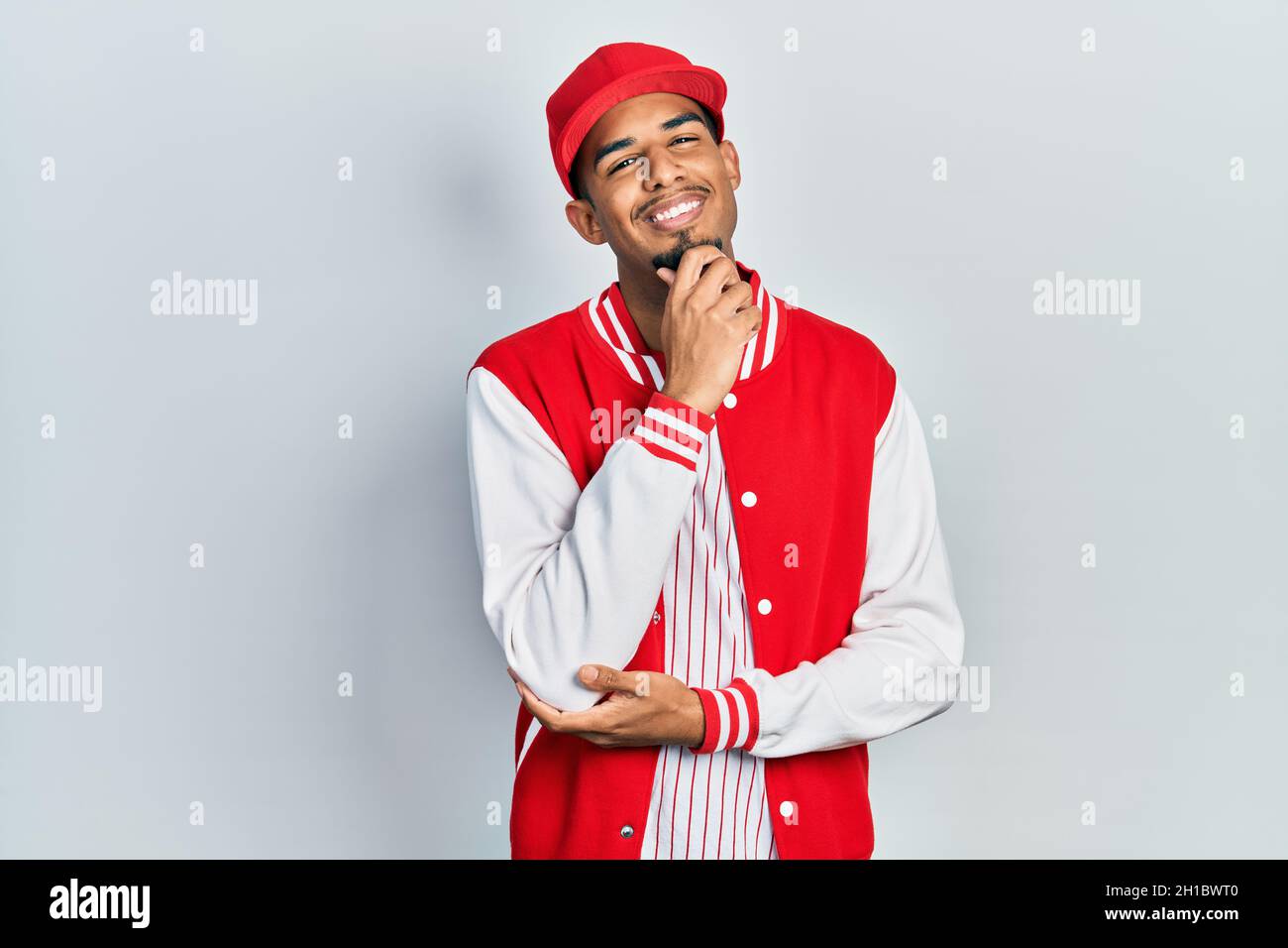 Jeune afro-américain portant un uniforme de baseball regardant avec ...