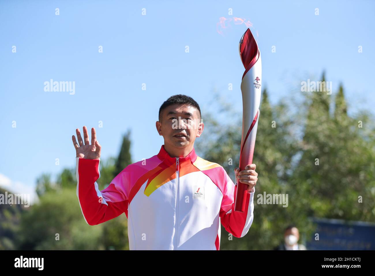 Olympie ancienne, Grèce.18 octobre 2021.Le deuxième porte-flambeau, Li Jiajun, qui est également ...