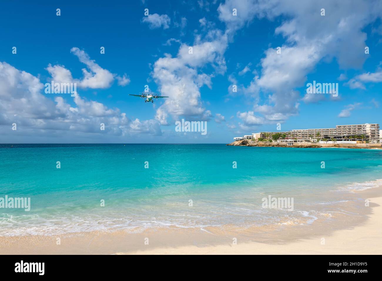 Avion volant bas au dessus de la plage Banque de photographies et d ...