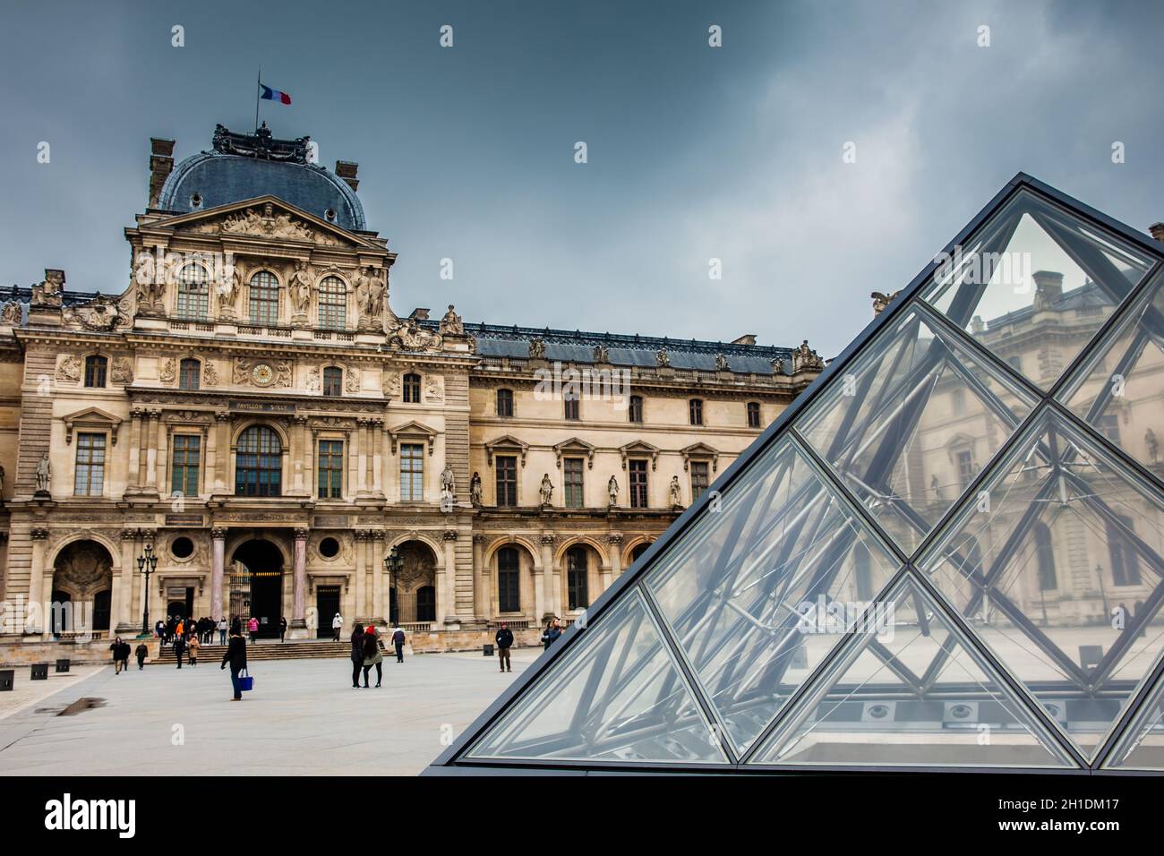 Louvre avant pyramide Banque de photographies et d’images à haute ...