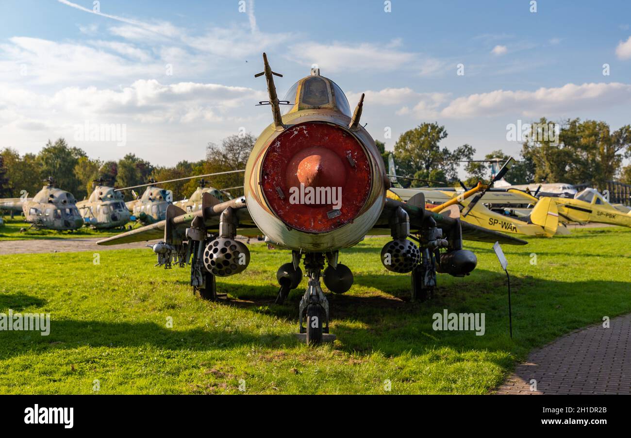 Une photo d'un avion de chasse Sukhoi su-20 sur le terrain du Musée ...