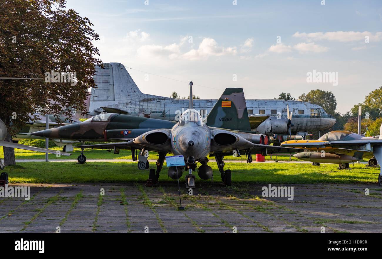 Une photo d'un avion de chasse SAAB J 35J Draken sur le terrain du ...