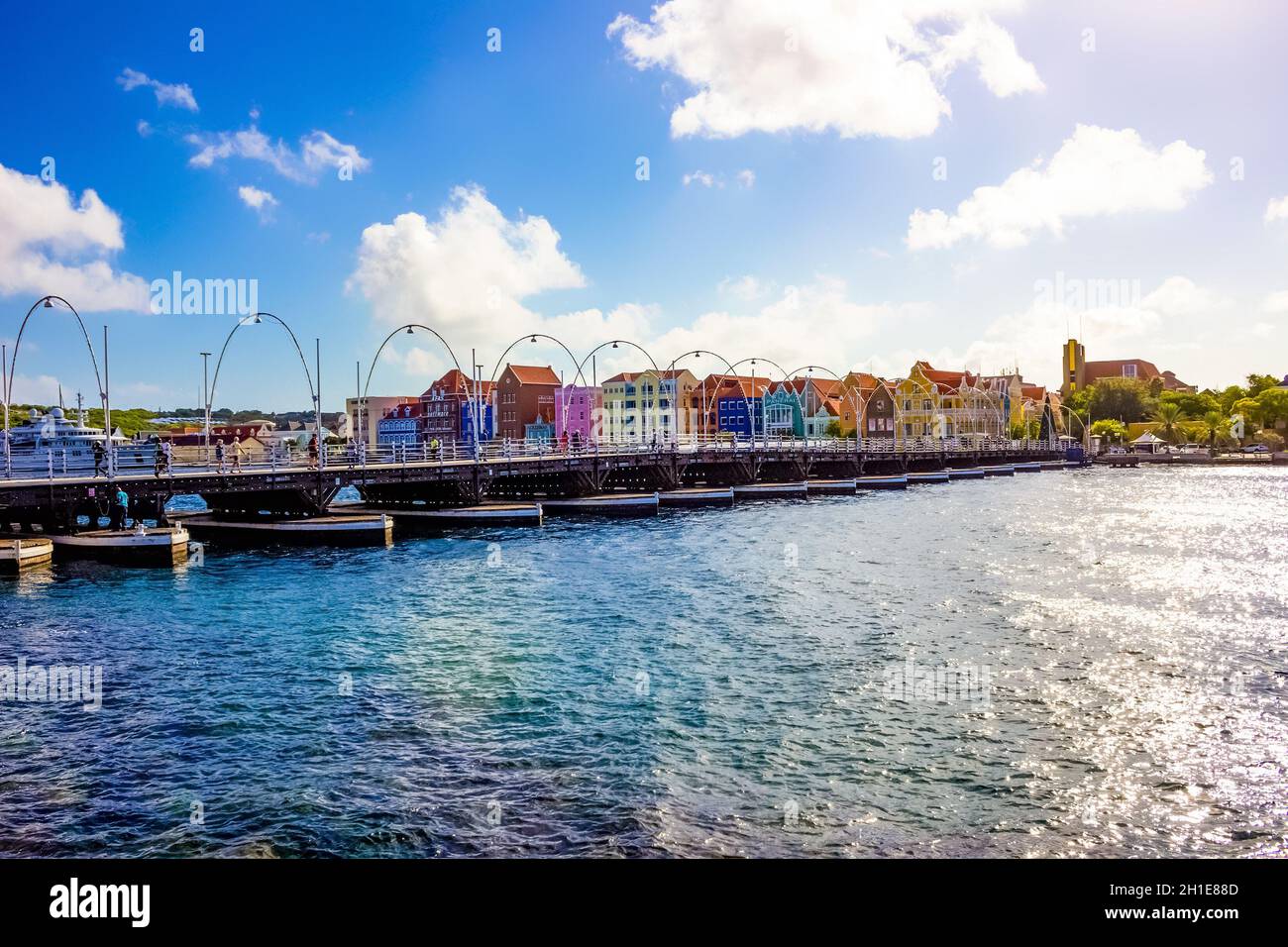Willemstad, Curaçao, pays-Bas - 5 décembre 2019: Les gens au pont Queen ...