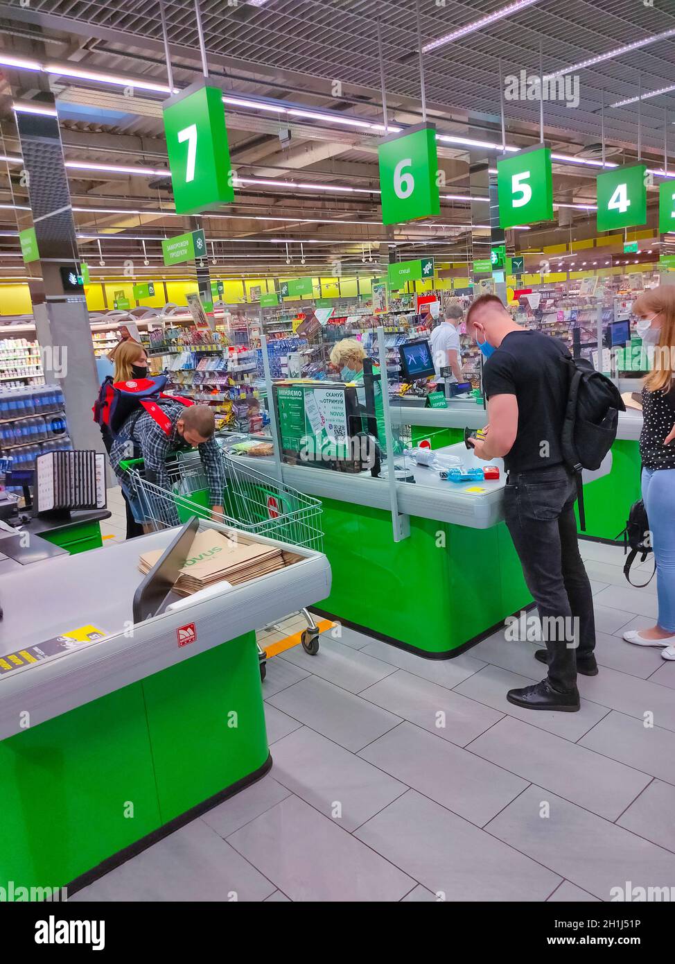 Rangée caisses supermarché Banque de photographies et d’images à haute ...